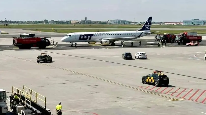 Warszawa. Incydent na Lotnisku Chopina. Dym z podwozia | TVN Warszawa