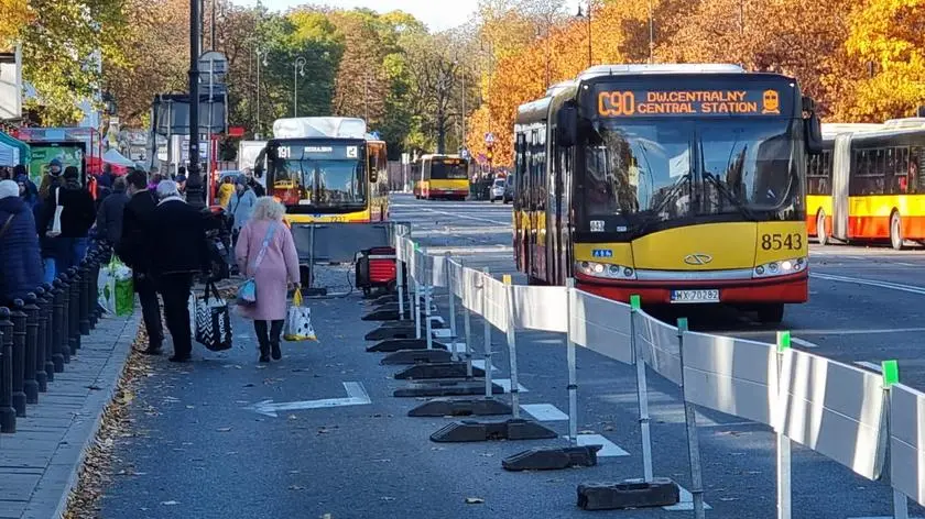 Wszystkich Świętych 2023. Ulice i komunikacja miejska. Sprawdź | TVN Warszawa