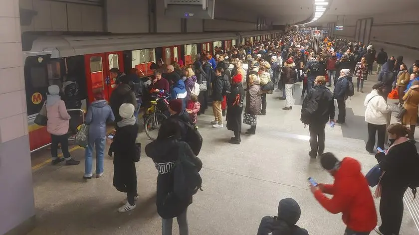 Warszawa. Utrudnienia na pierwszej linii metra. Zepsuty pociąg | TVN Warszawa