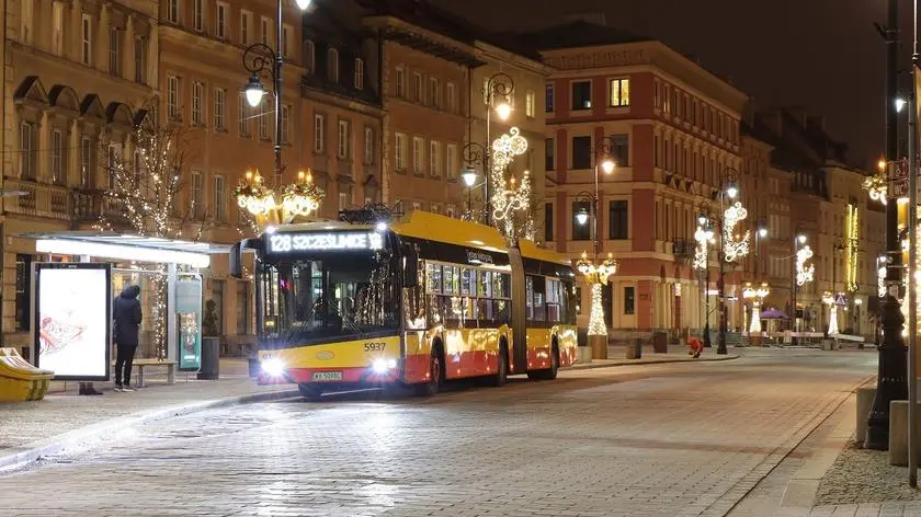 Warszawa. Komunikacja miejska w ferie. Zmiany w rozkładach jazdy. Jak pojadą autobusy, tramwaje ...