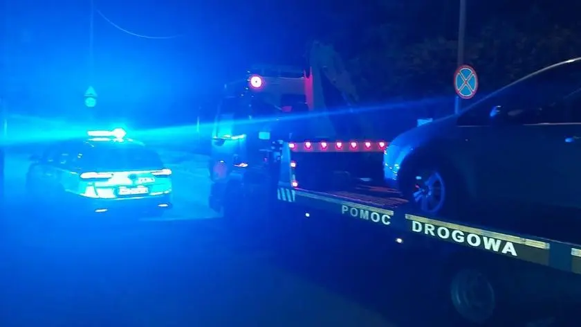 Piaseczno. Prowadził kompletnie pijany. Pasażer próbował mu "pomóc" i znieważył funkcjonariuszy ...