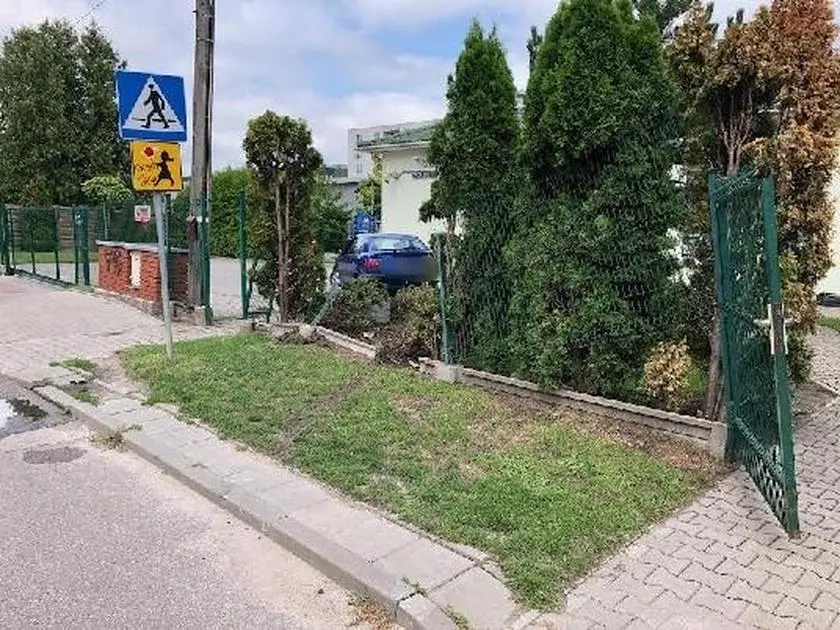 Piaseczno. Pijany kierowca wjechał w ogrodzenie przedszkola | TVN Warszawa