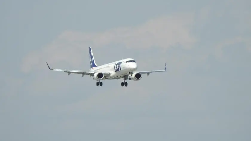 Warszawa. Dron minął samolot na Lotnisku Chopina. Policja przyjęła zawiadomienie | TVN Warszawa