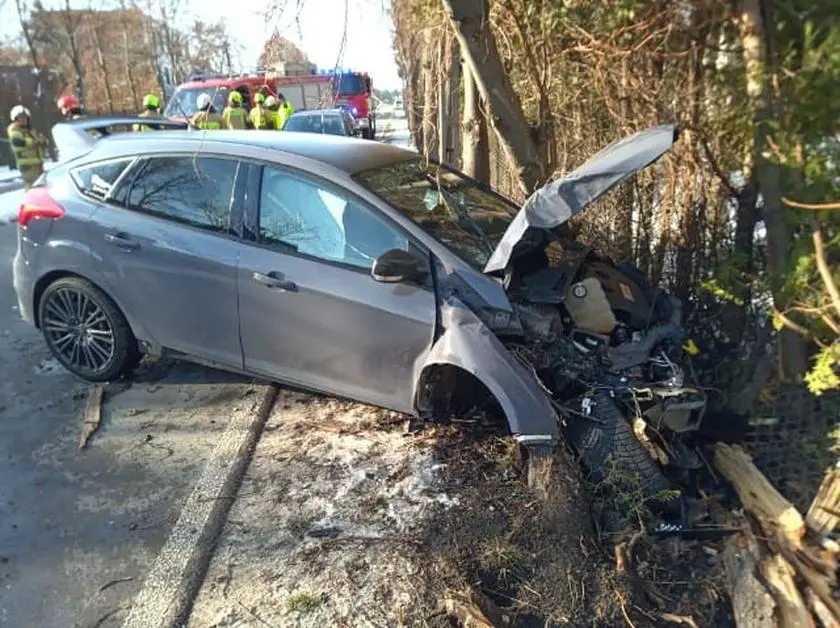 Samochód na ogrodzeniu po zderzeniu. Jedna osoba w szpitalu | TVN Warszawa