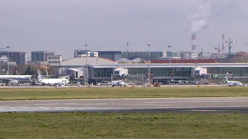 Warszawa. Samolot awaryjnie lądował na Lotnisku Chopina. Powodem zadymienie w kokpicie | TVN ...