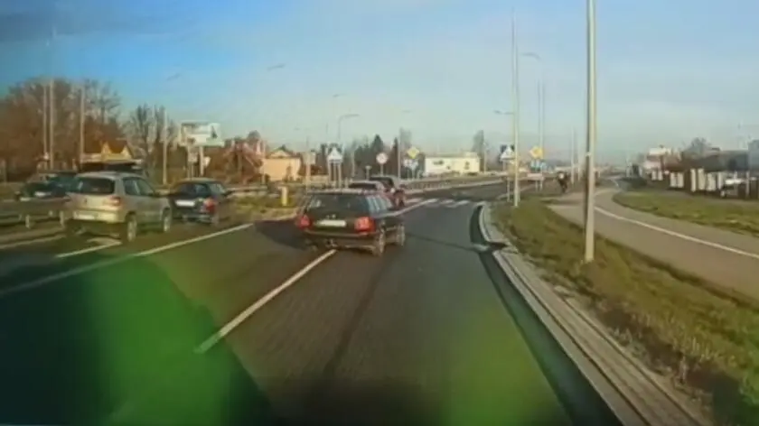 Radom. Wyprzedzanie przed przejściem. Bez prawa jazdy, za to po alkoholu | TVN Warszawa