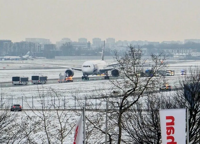 Warszawa. Akcja służb na lotnisku Chopina. Pasażerowie i personel samolotu z Chicago ewakuowani ...