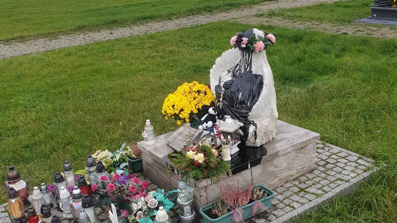 Halżlach, Brzezówka. Zdewastowany pomnik dzieci nienarodzonych dzieci ... Halżlach, Brzezówka. Zdewastowany pomnik dzieci nienarodzonych dzieci ...