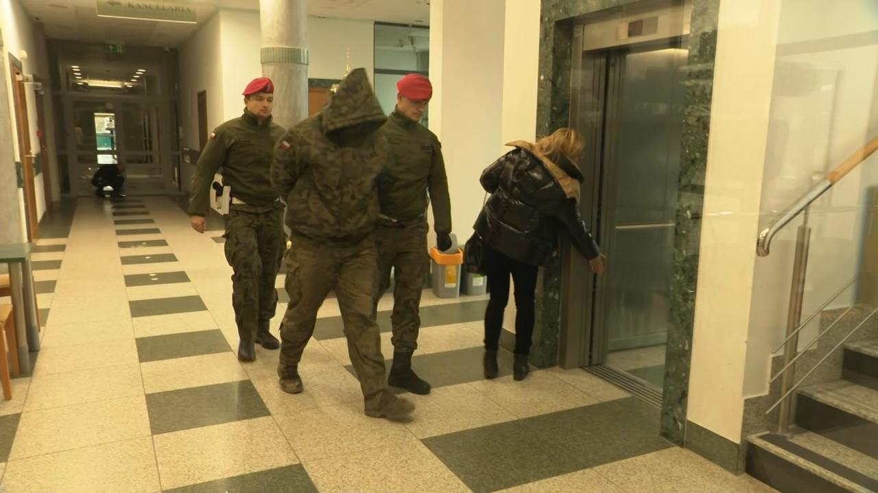 Mielnik. Pijany żołnierz strzelał do dwóch osób. W środku był ojciec z 13-letnią córką - TVN24