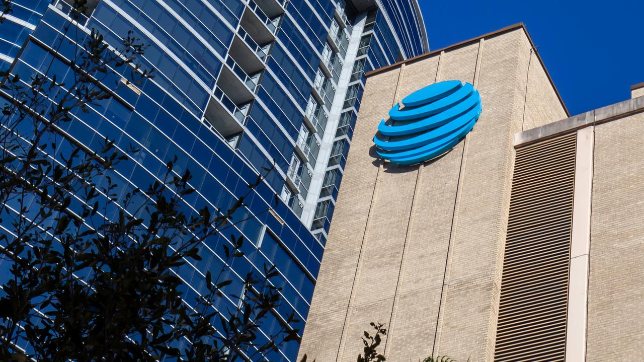 Potężny wyciek danych w AT&T - TVN24 Biznes