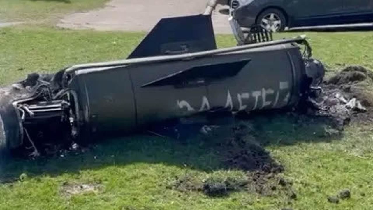 Ukraina, Kramatorsk. Rosjanie ostrzelali dworzec. Napis "za dzieci" na rakiecie - TVN24