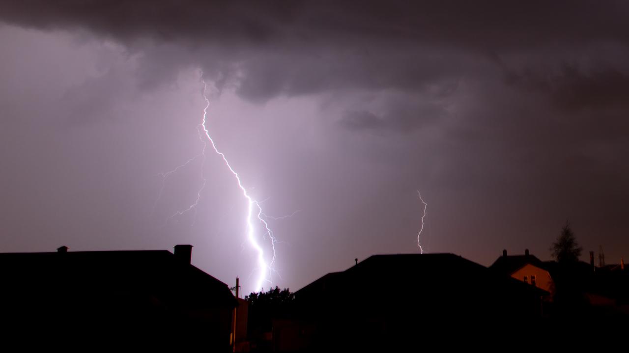 Co robić w czasie burzy? Zasady bezpieczeństwa w domu, na zewnątrz, w ...