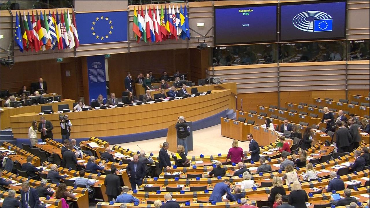 Europarlament uchwalił dyrektywę budynkową. Piece na gaz i na węgiel ...