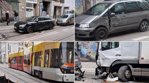 Łódź. Wykoleił się tramwaj i uderzył w trzy samochody - TVN24