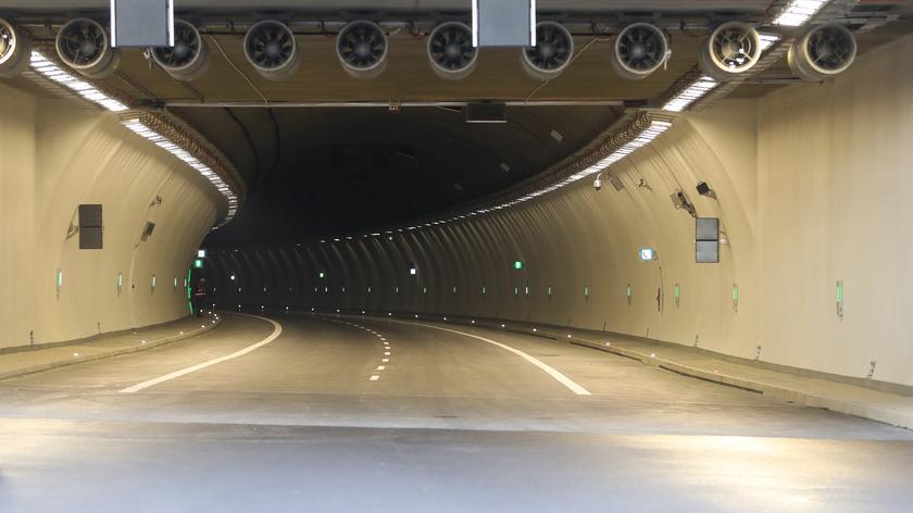 Zakopianka. Otwarcie tunelu. Budowa trwała ponad pięć lat, kosztowała blisko miliard złotych - TVN24