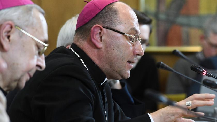 Episkopat: 382 przypadki od 1990 r. wykorzystywania seksualnego małoletnich - TVN24