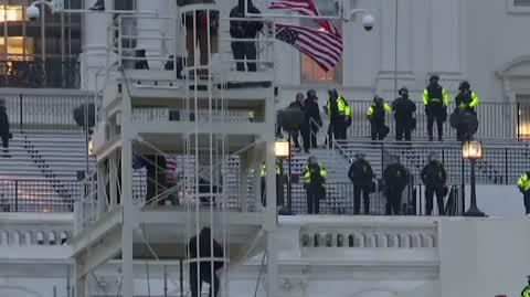 USA. Donald Trump ułaskawił skazanych za szturm na Kapitol. Enrique ...