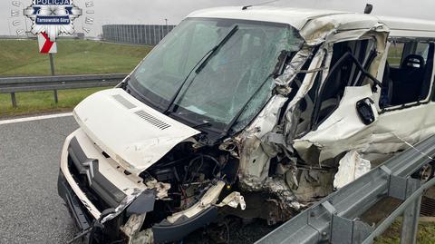 Czekanów. Bus uderzył w bariery energochłonne, nie żyją dwie osoby - TVN24