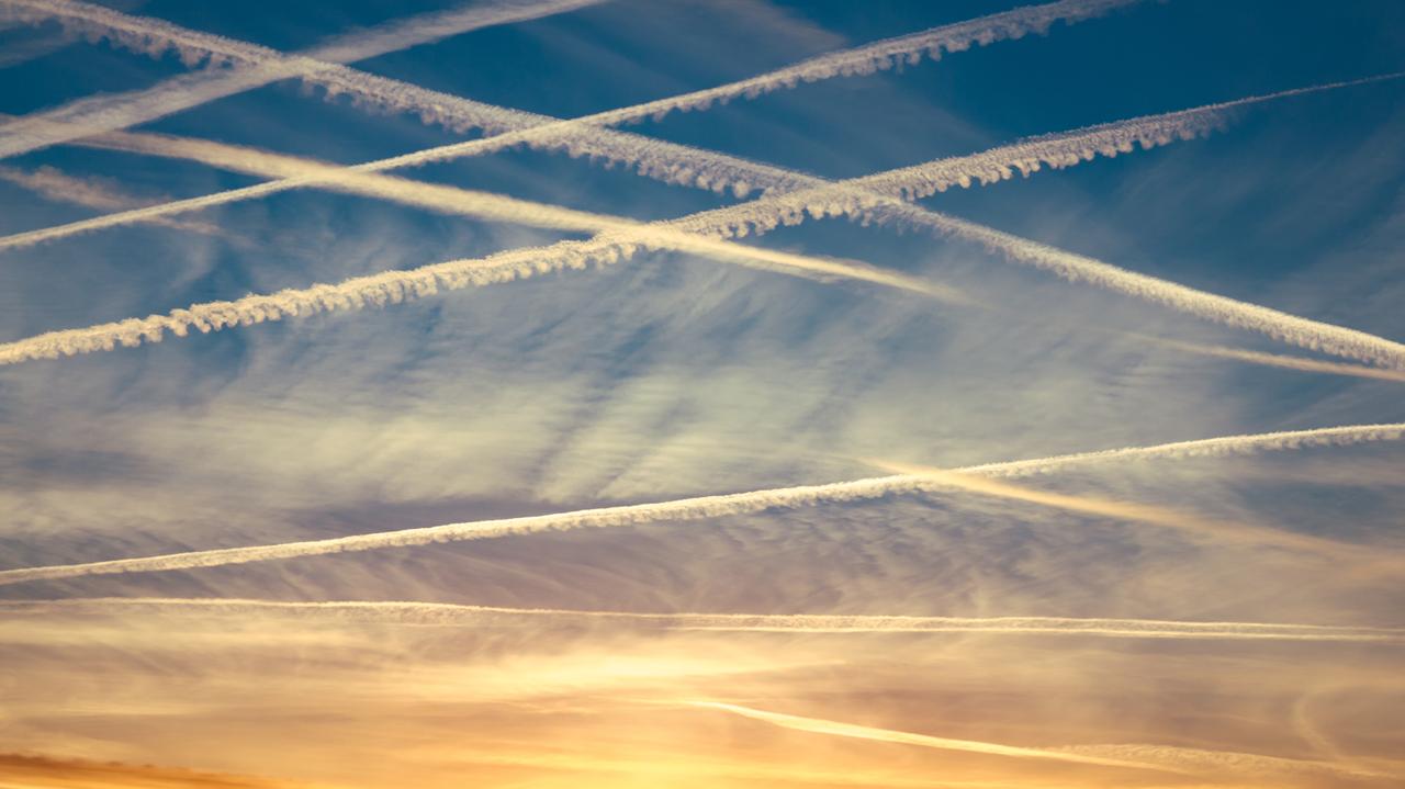 Smugi kondensacyjne. Smugi na niebie. Jak je zwalczać - TVN Meteo