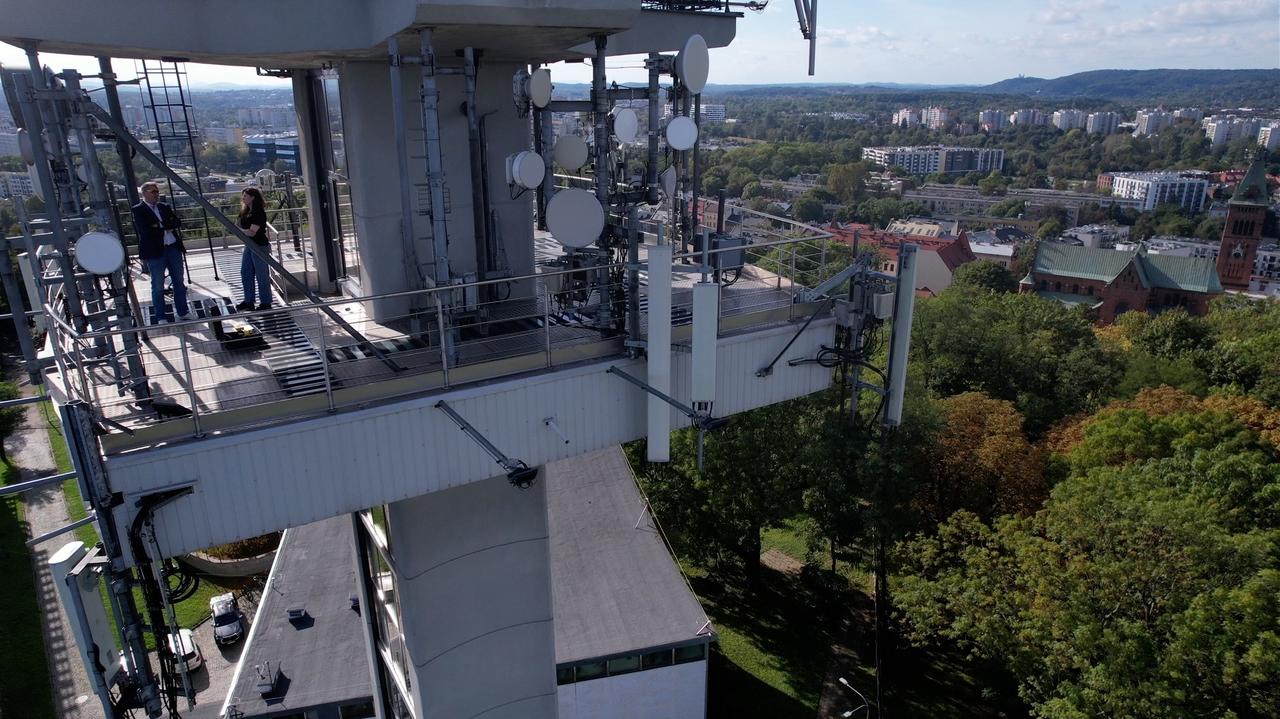 Eksperyment dotyczący 5G na wieży nadawczej w Krakowie - TVN24 Eksperyment dotyczący 5G na wieży nadawczej w Krakowie - TVN24