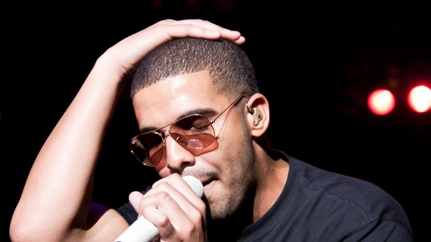 Drake. W rapera rzucono książką. Kolejny incydent z rzucanymi na scenę ...