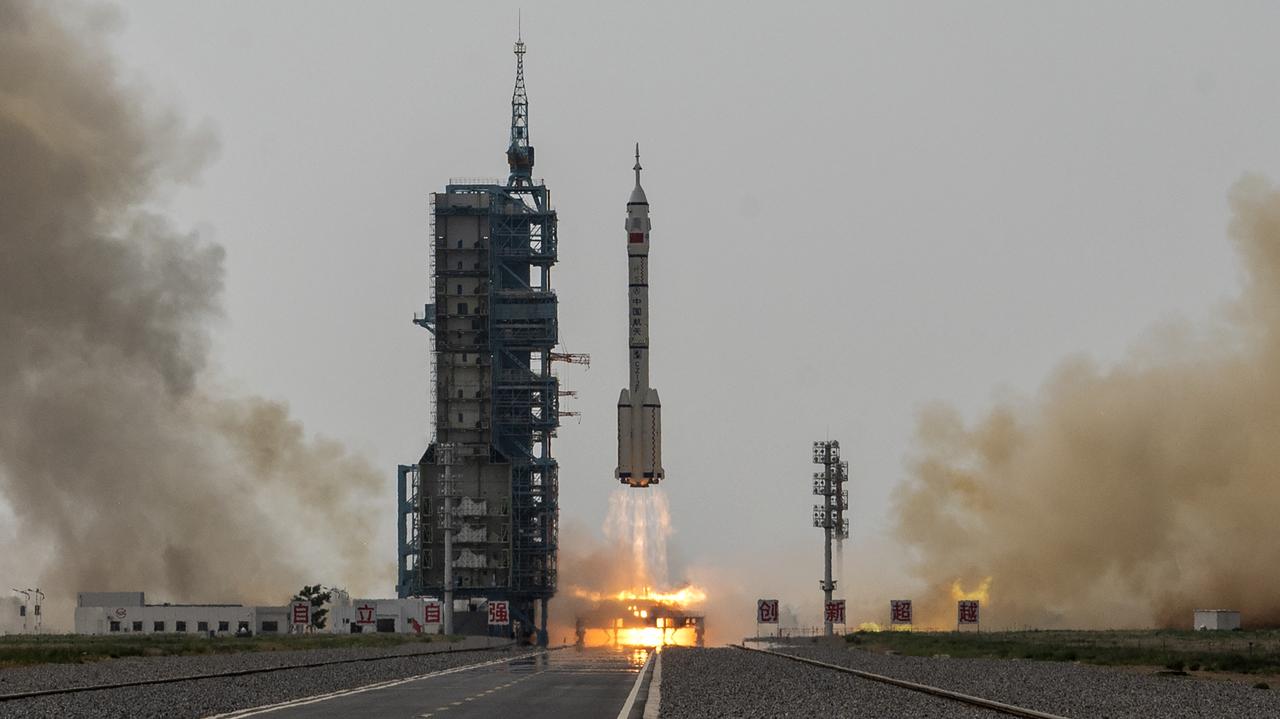 Chiny ujawniły plan załogowej misji na Księżyc. Jednocześnie polecą ...