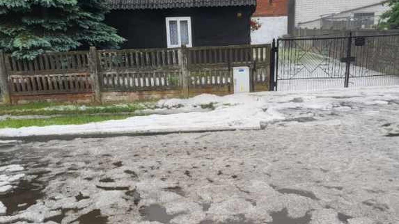 Sieradz. Opady gradu w miejscowości Łosieniec. Zalany odcinek drogi - TVN24