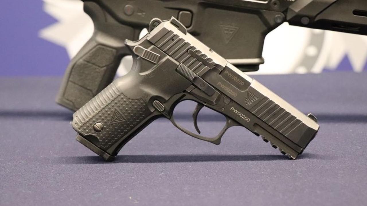 Szef MON: nowe pistolety VIS 100 trafią do Wojska Polskiego - TVN24