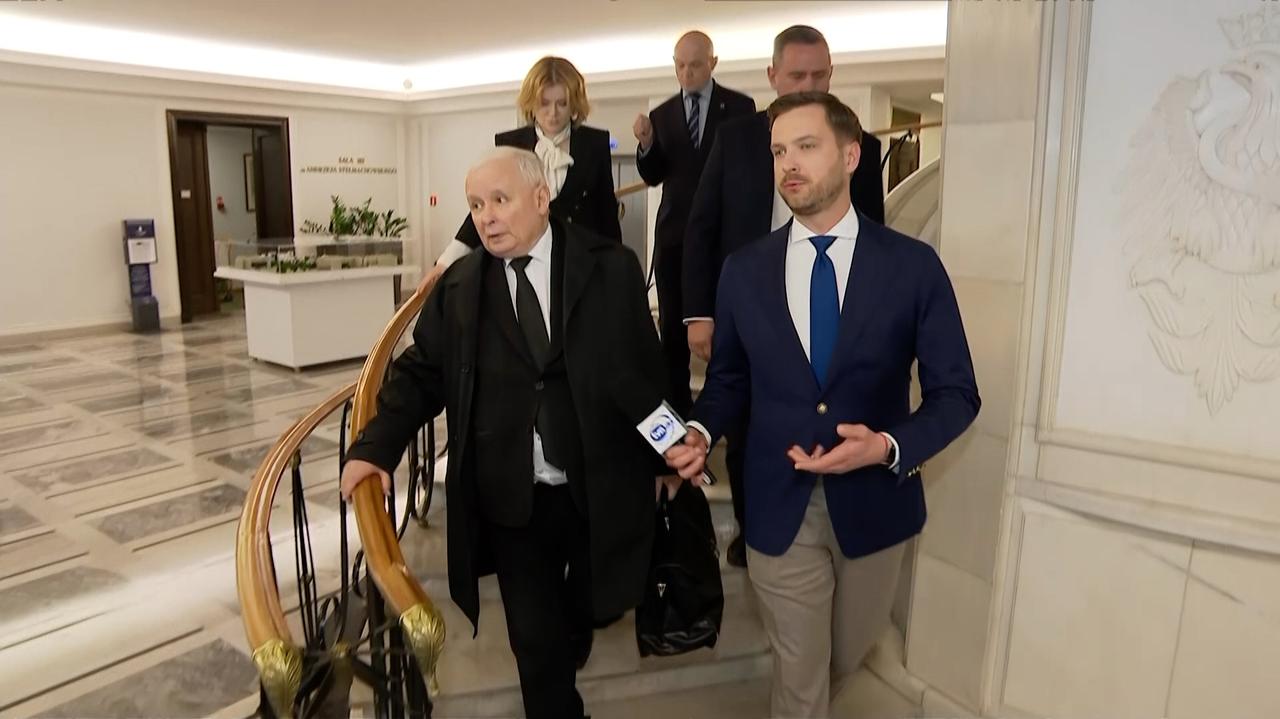 Sejm. Jarosław Kaczyński: Nie mogę spokojnie przejść. Reporter TVN24 ...