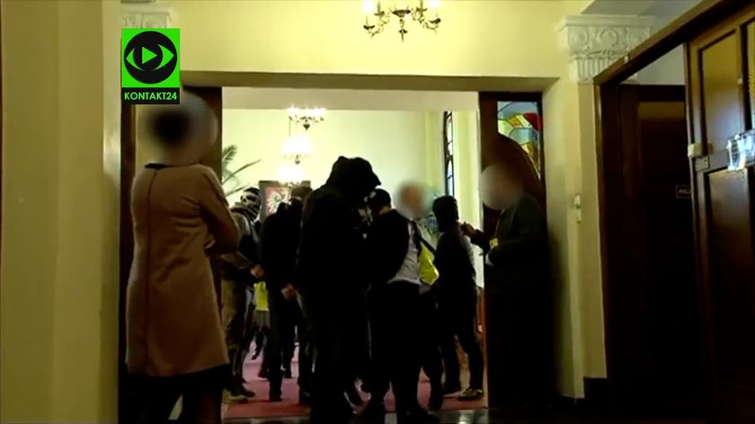 Groom wanted by the police detained but only after the wedding - TVN24