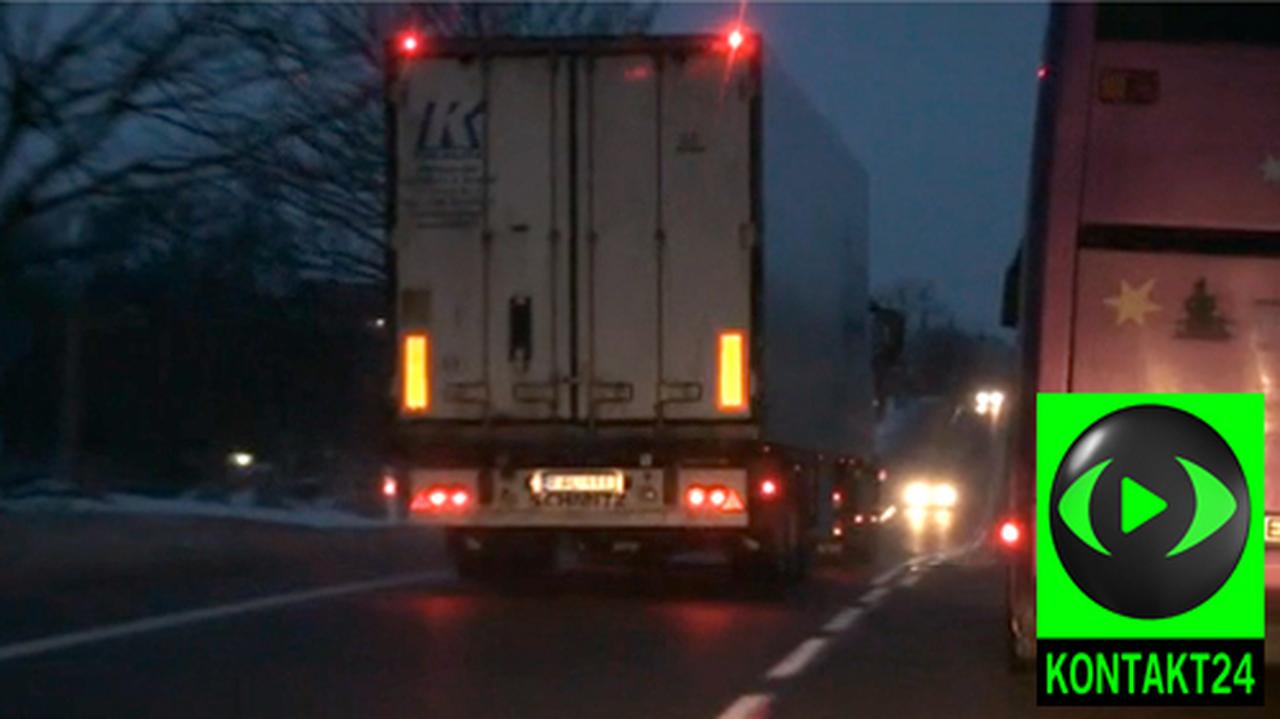 Kiedy TIR nie chce się wlec za autobusem - TVN24