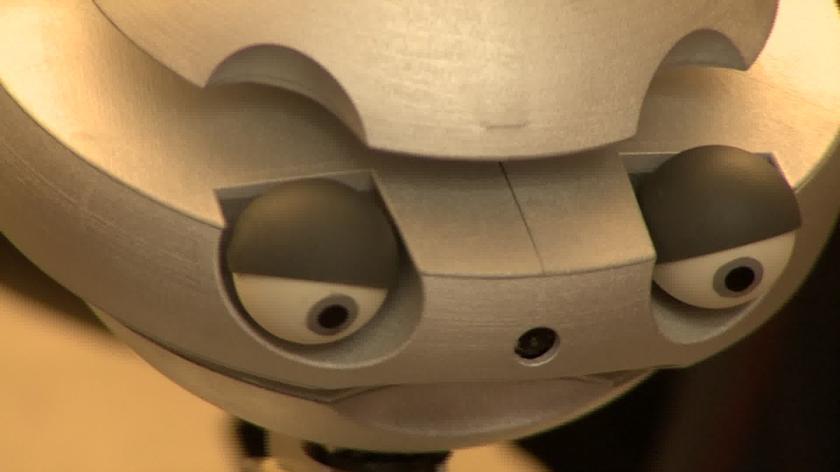 Flash podaje rękę i patrzy w oczy. Sympatyczny robot maskotką dworca ...