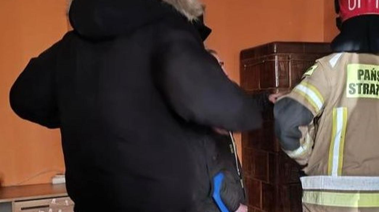 Szczecin. Palił śmieciami w piecu. Zareagowali policjanci - TVN24 Szczecin. Palił śmieciami w piecu. Zareagowali policjanci - TVN24