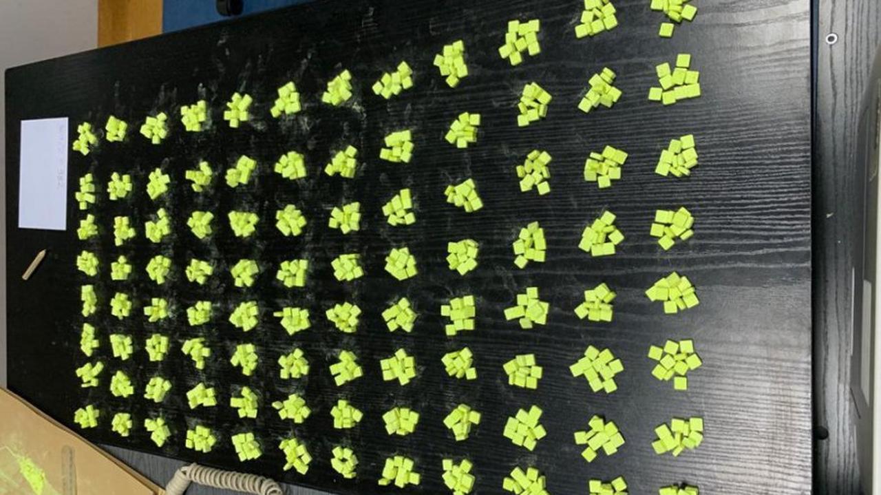 Mieli narkotyki o wartości 100 tysięcy złotych, dwóch mężczyzn ... Mieli narkotyki o wartości 100 tysięcy złotych, dwóch mężczyzn ...