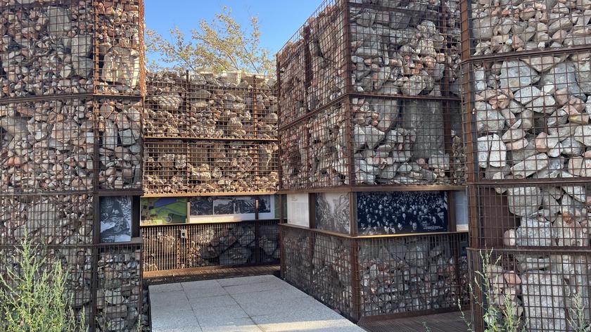 Warszawa. Lapidarium, dzika zieleń, wąwozy. Tak wygląda park Akcji Burza po rewitalizacji | TVN ...