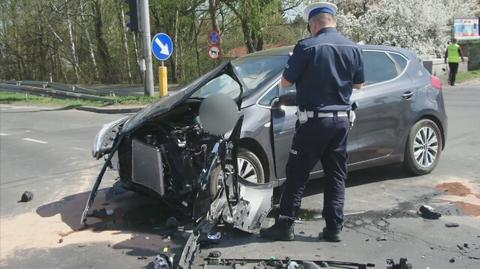 Wypadek w Alejach Jerozolimskich. Cztery osoby ranne, w tym dzieci | TVN Warszawa