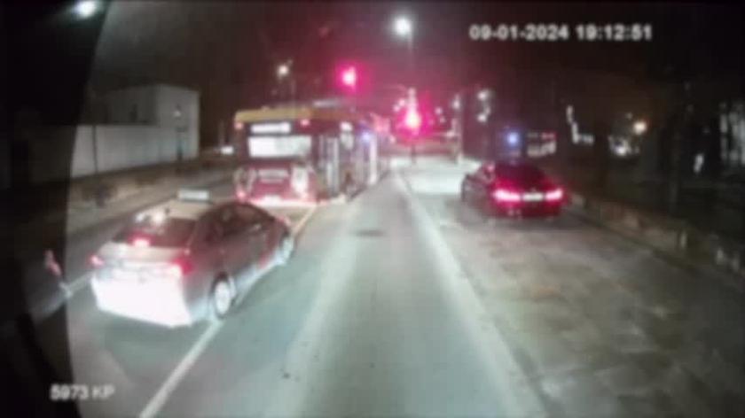 Uszkodzony autobus i wyjazd kolumny prezydenckiej. Nagrania z monitoringu | TVN Warszawa