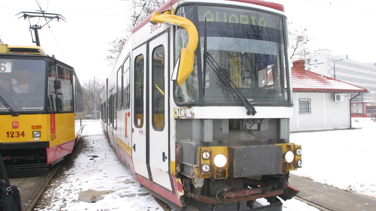 Tramwaj zderzył się z autobusem i wypadł z szyn | TVN Warszawa