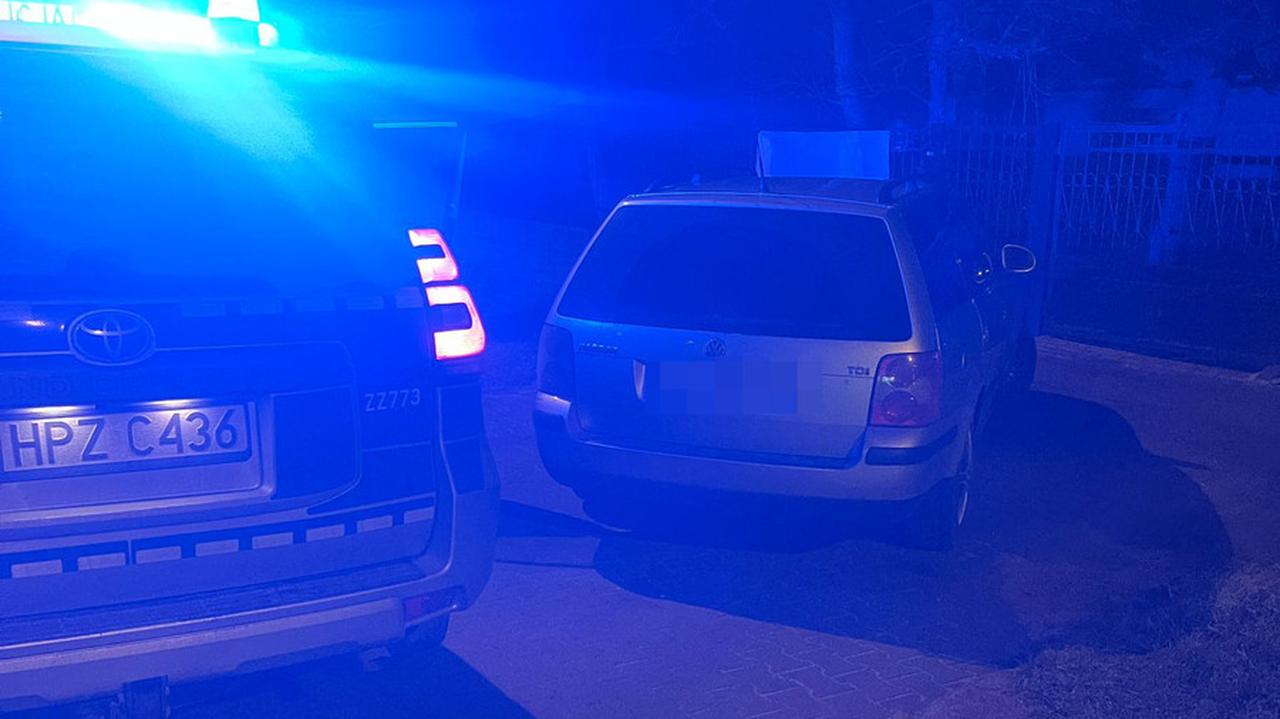 Stara Iwiczna. Jechał całą szerokością drogi, był kompletnie pijany ... Stara Iwiczna. Jechał całą szerokością drogi, był kompletnie pijany ...