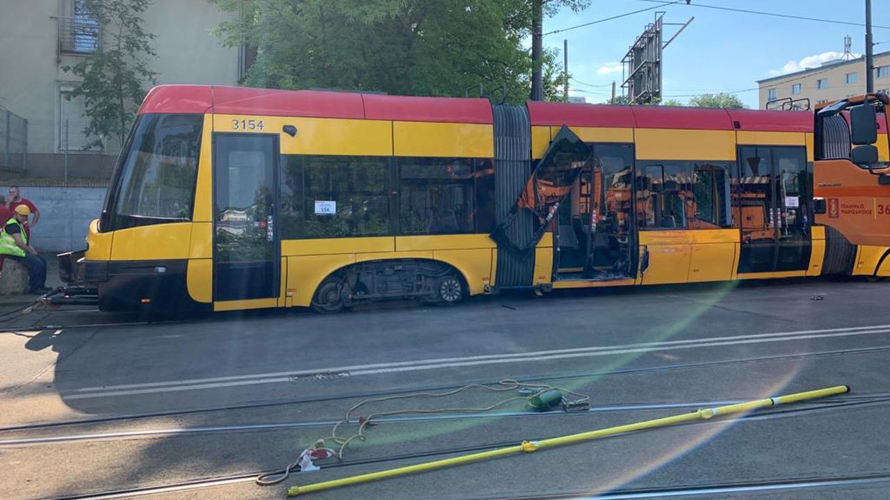 Warszawa. Tramwaj wypadł z szyn, zawadził o bramę zajezdni. Utrudnienia na Młynarskiej | TVN ...