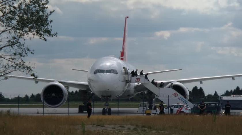 Leciał ze Stambułu do San Francisco, nieplanowo lądował na Okęciu | TVN Warszawa