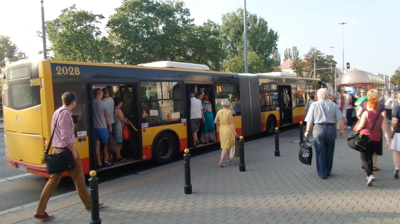 Remont torowiska na Ochocie. "W autobusach jest tłoczno" | TVN Warszawa